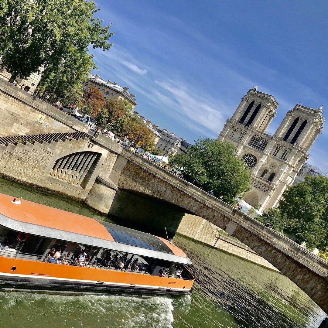 Giro turistico sulla Senna a Parigi a bordo dell'Insolite • Come to Paris