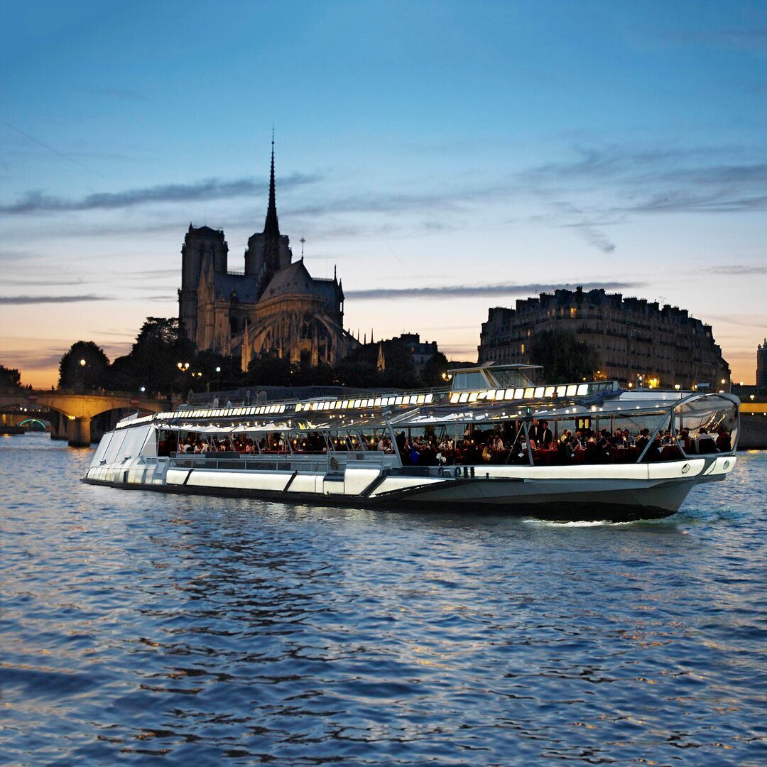 Bons Cadeaux pour le dîner-croisière des Bateaux-Mouches • Come to Paris