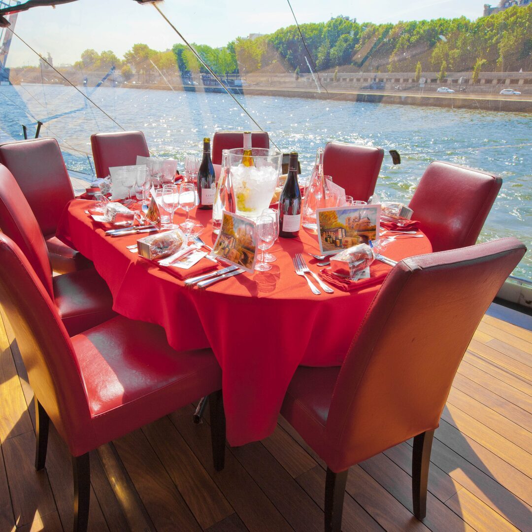 Bons Cadeaux pour le déjeuner-croisière des Bateaux-Mouches • Come to Paris